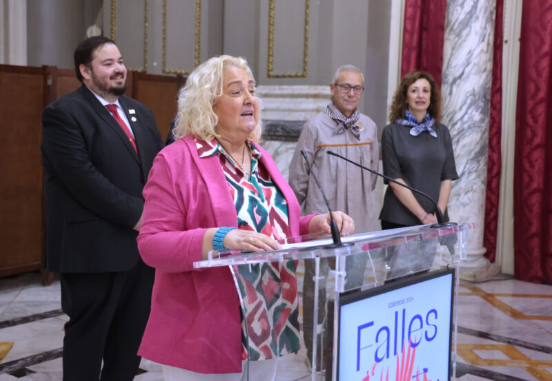María José Ferrer San Segundo , junto con las falleras mayores