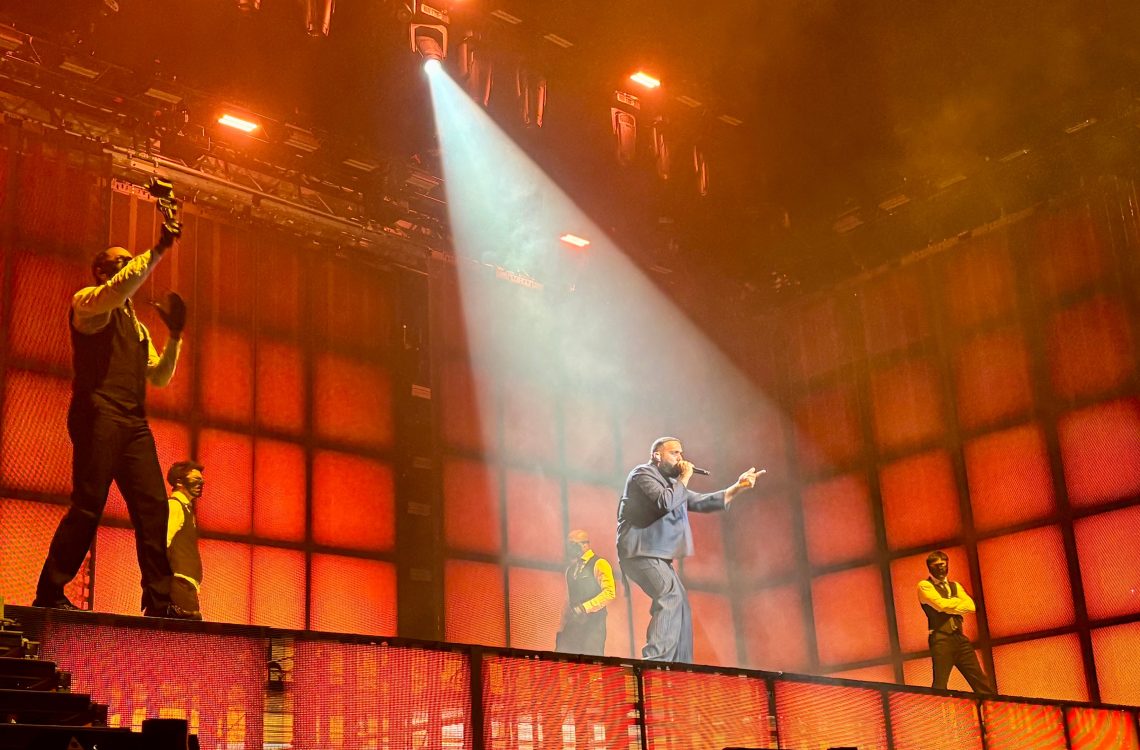 Eladio Carrión conquista el Roig Arena en una noche mágica